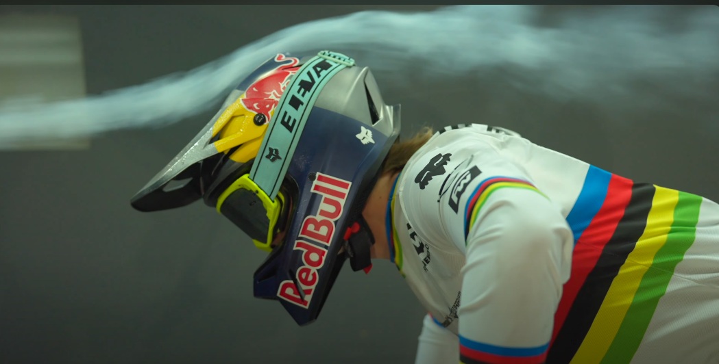 Asa Vermette testea su aerodinámica en un tunel de viento - Andar Magazine